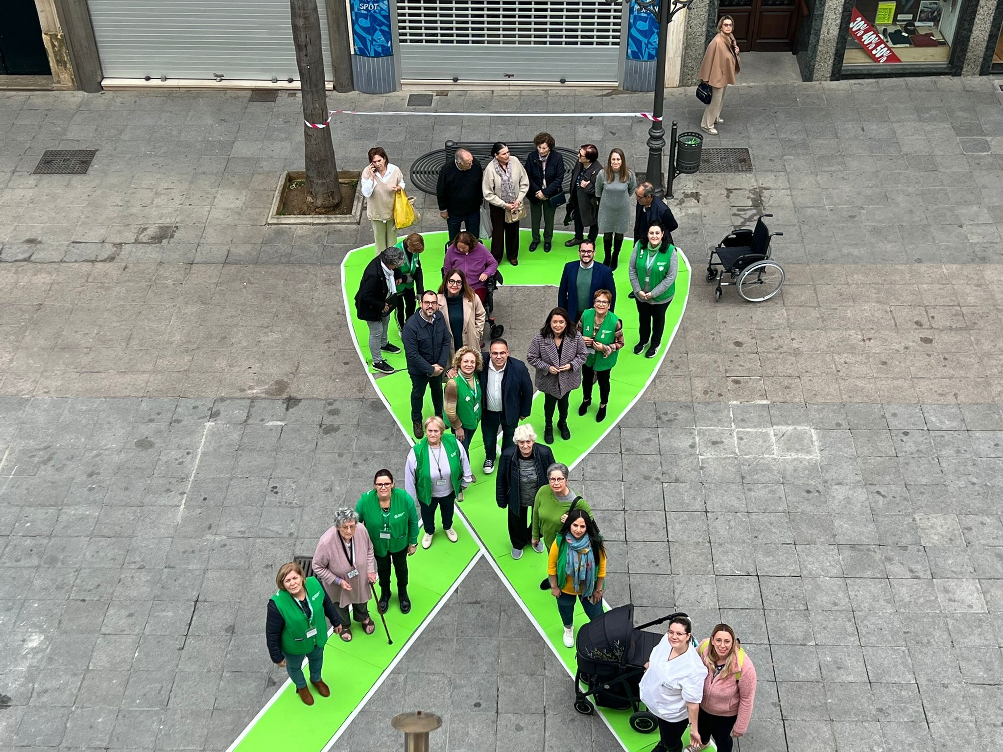 Almuñécar y AECC monta un lazo humano con motivo del Día Mundial Contra ...