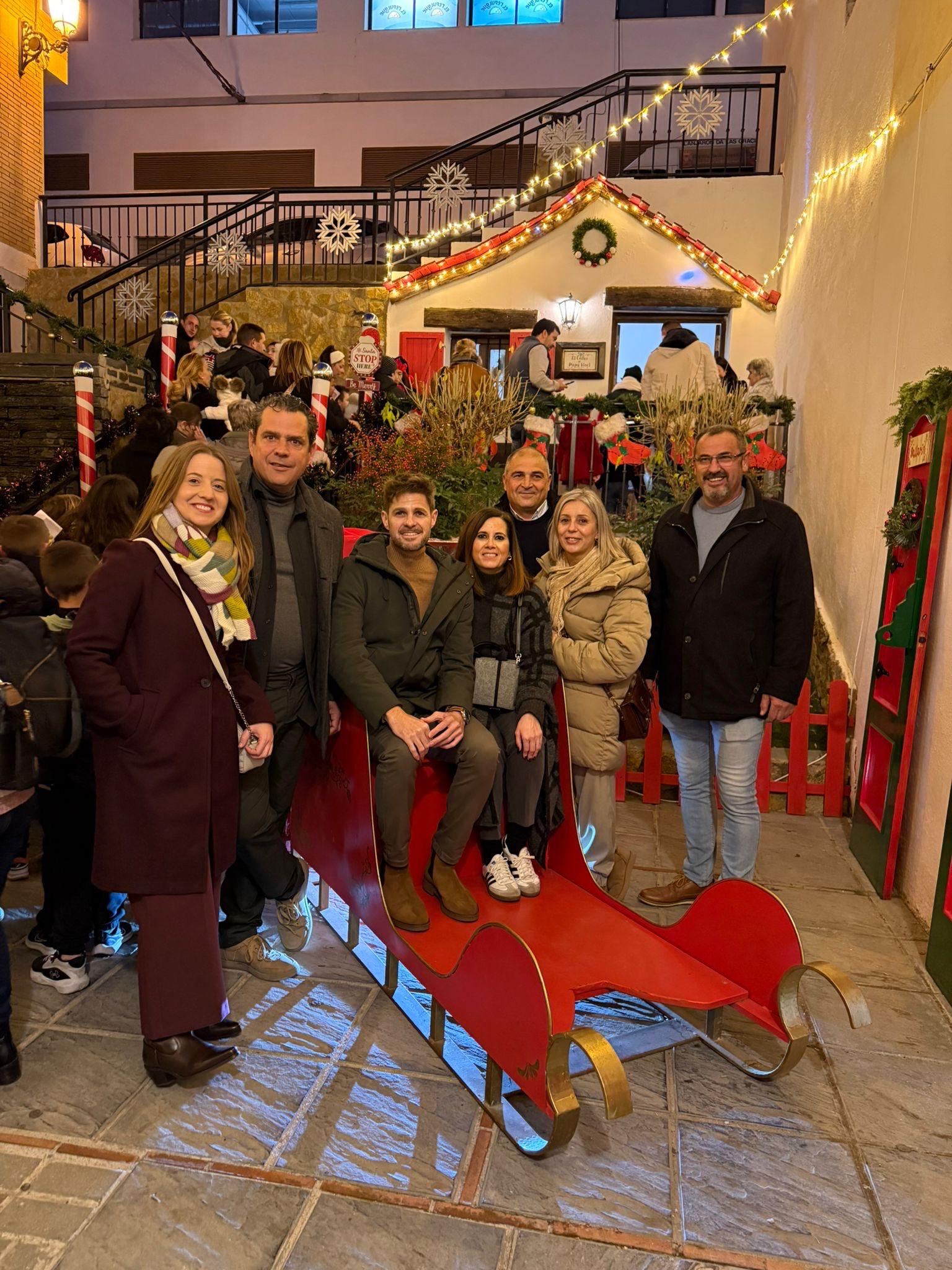 Papá Noel, el Grinch y miles de luces inauguran la Navidad en Lanjarón