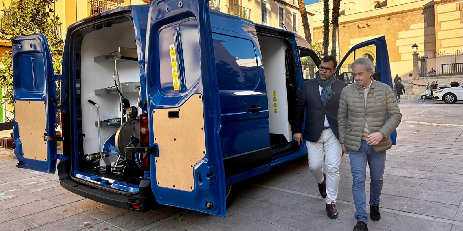 Motril refuerza la limpieza urbana con un nuevo furgón hidrolimpiador ...